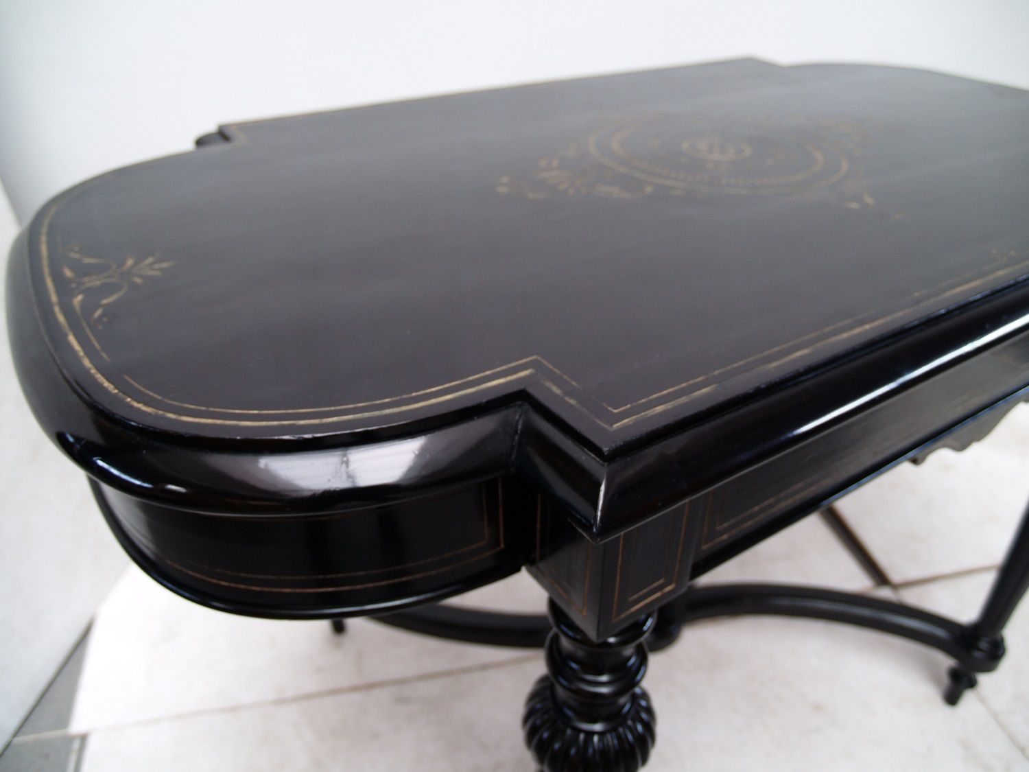 Restaurierter Salontisch antik, Hochglanz schwarz um 1880 kaufen