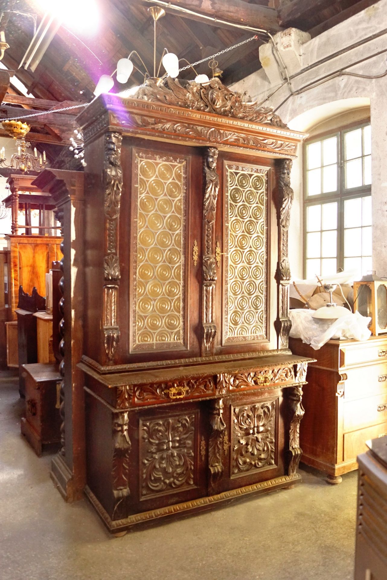 Renaissance Schrank Fratzen geschnitzt, Satyr Möbel 240cm Höhe entdecken